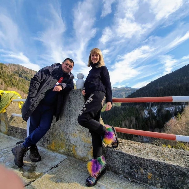 SUBPREFECTUL BUGHIU ȘI NEVASTA SA NU MAI VÂND HAINE CONTRAFĂCUTE ...